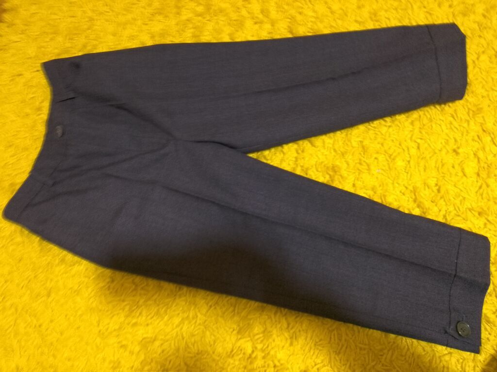 Tri cetvrt pantalone,sasvim nove,velicina xs,za nekog izuzetno