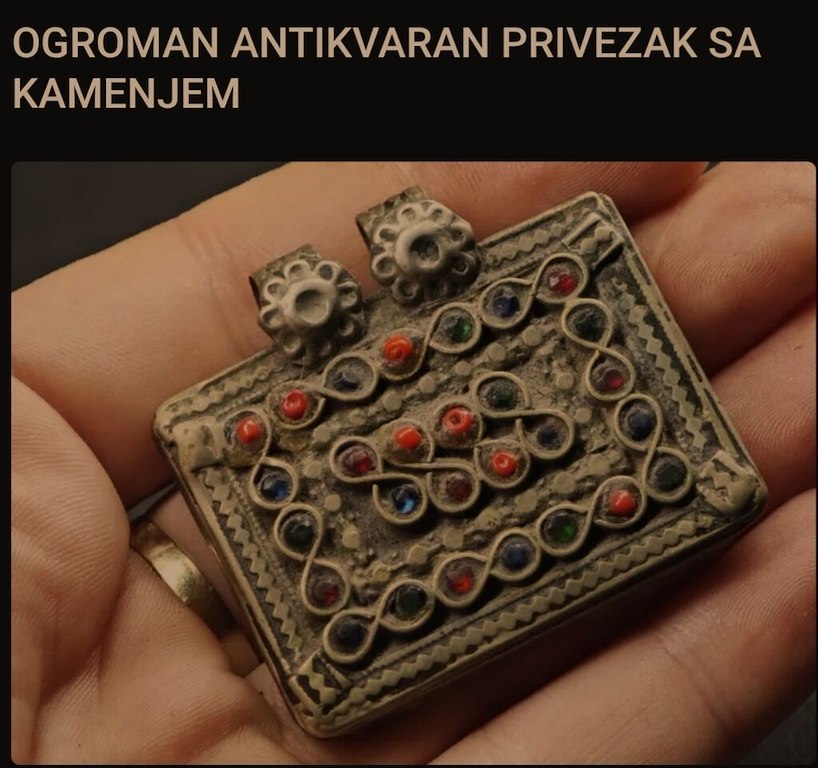 Ogroman antikvarni privezak sa kamenjem - Materijal: metalna osnova