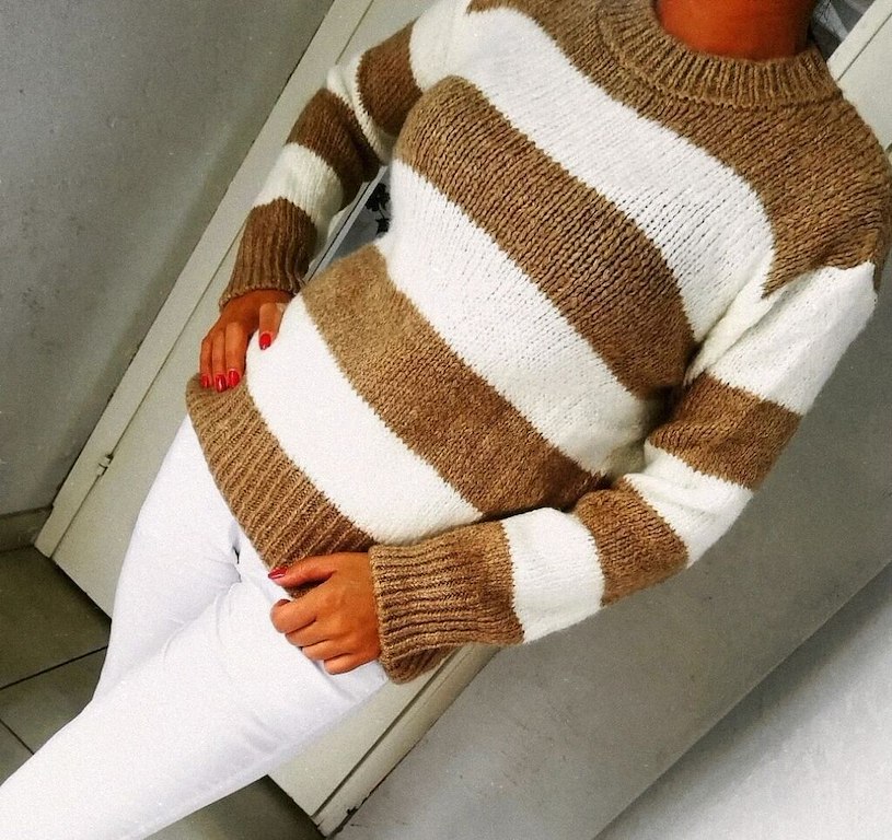 Ženski pleteni džemper sa širokim prugama u bež i beloj boji. Klasičan