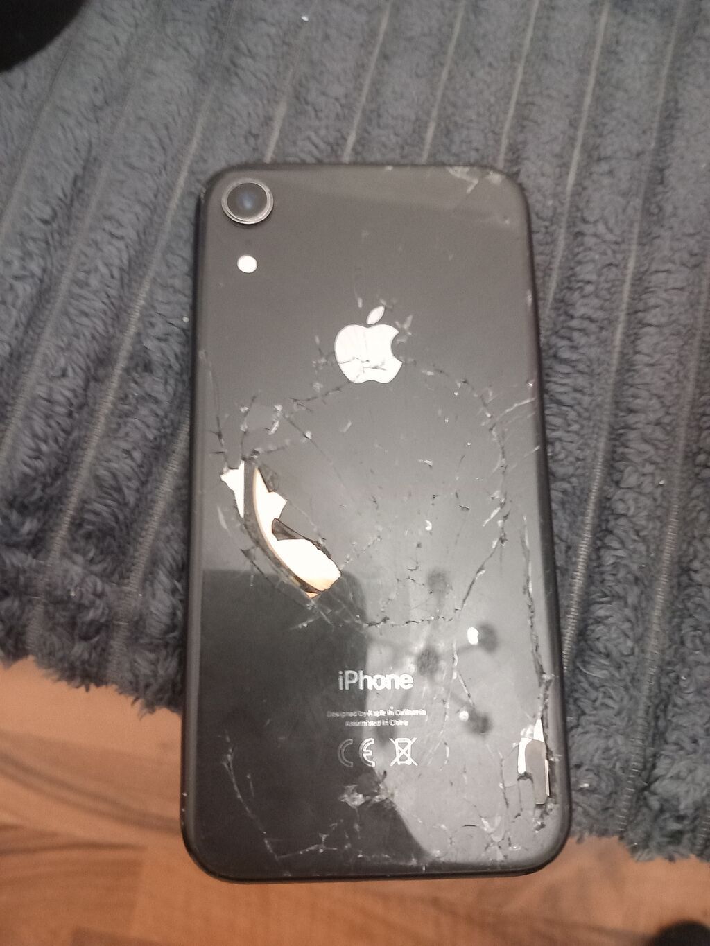 Apple iPhone (crni, staklena leđa) - Model sa jednom zadnjom kamerom