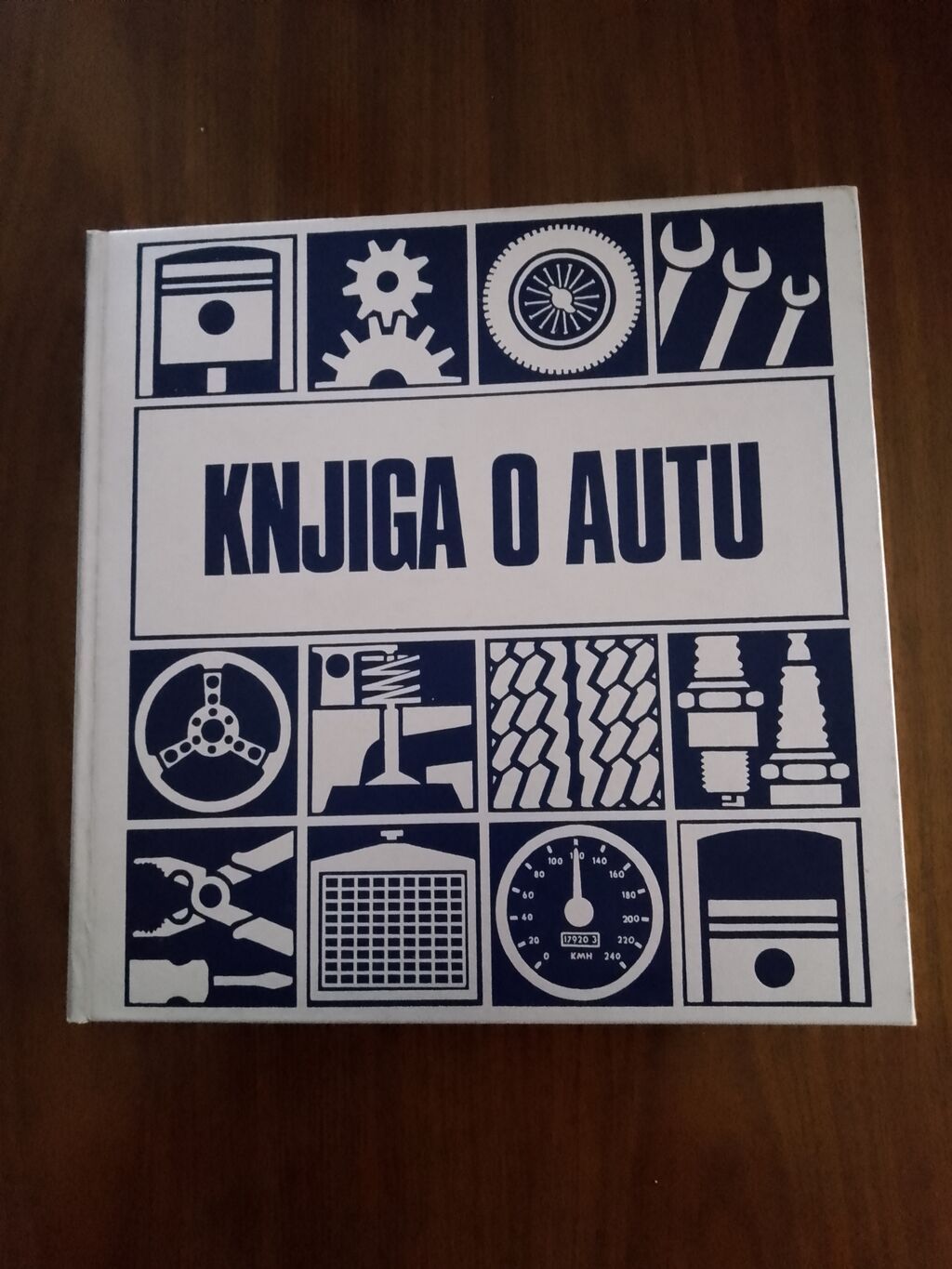 Knjiga: “Knjiga o autu” – ilustrovani priručnik za automobile na 367