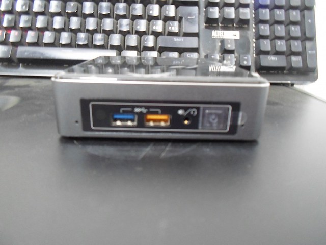 Intel NUC7i3BNK mini PC Intel i3-7100U/8/240Gb