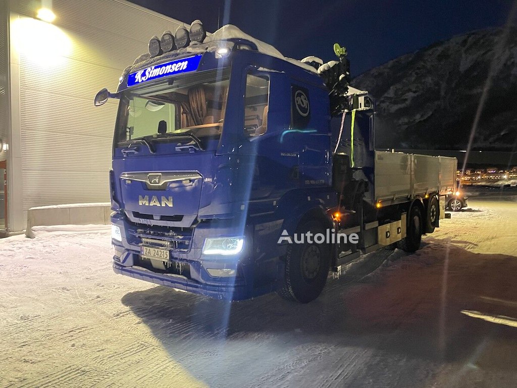 Prodaje se MAN TGS 26.520 6x2H-4 Hiab X-Hipro 232 - hydr bredding av plan kamion s ravnom platformom na aukciji