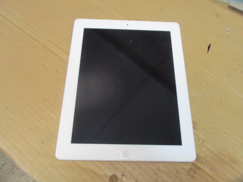 28.APPLE iPad A1458 -za delove