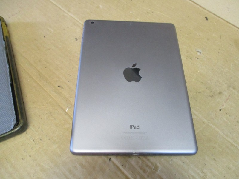 11.APPLE iPad A1474 za delove