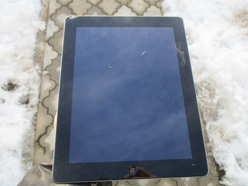 17.APPLE iPad A1458 -za delove