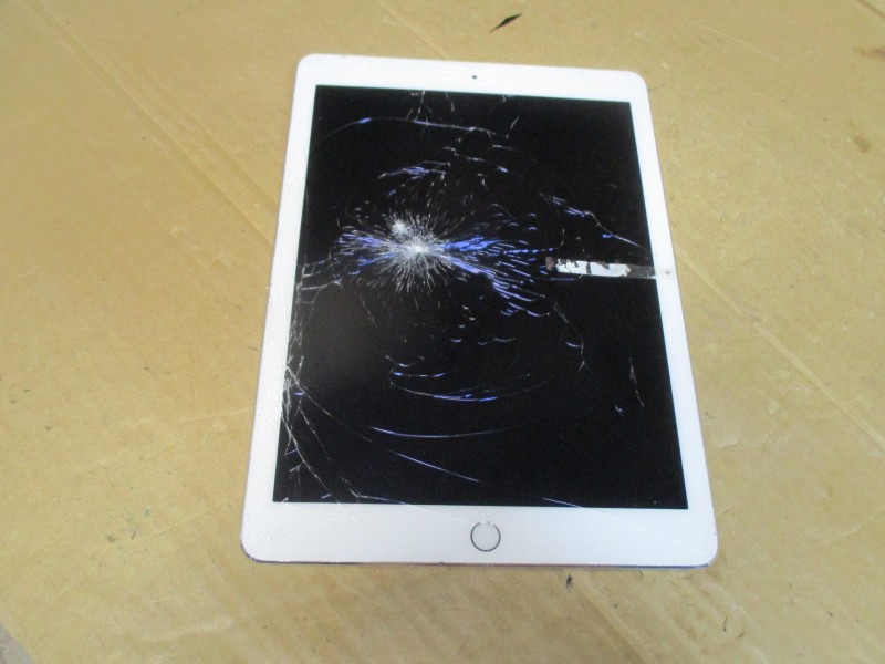 21.APPLE iPad A1566 za delove