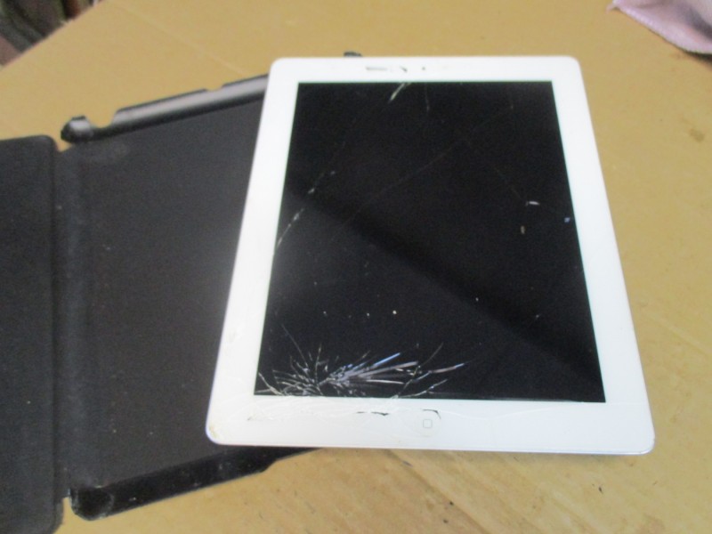 23.APPLE iPad A1458 za delove