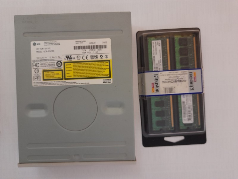 LG CD ROM 52X iz 2002. godine. i 2GB DDR2