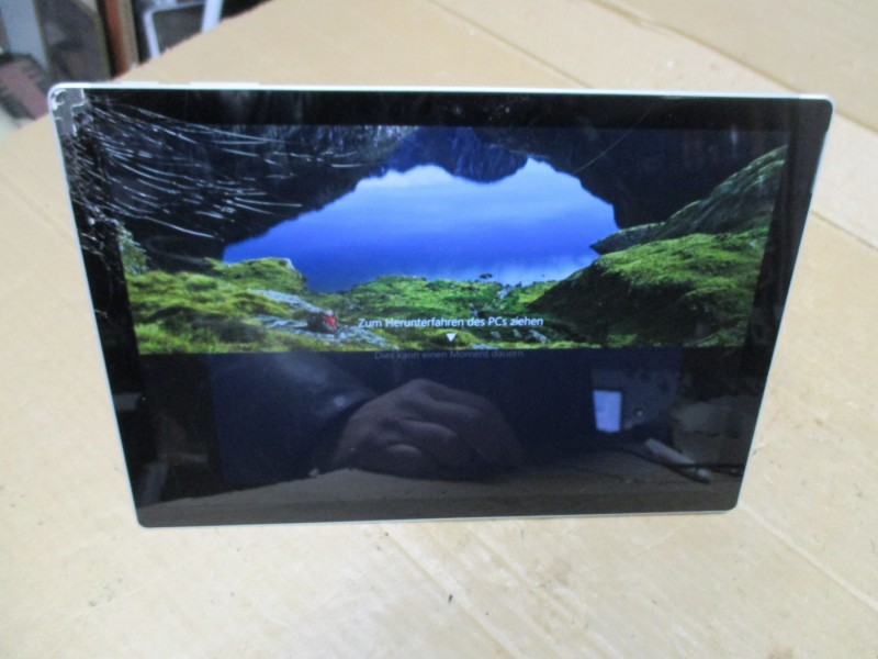 40.MICROSOFT Surface 1796 veliki tablet sa 256GB-citaj