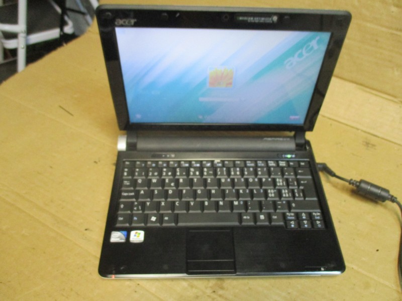 39.ACER ASPIRE ONE 250 mali laptop-citaj opis