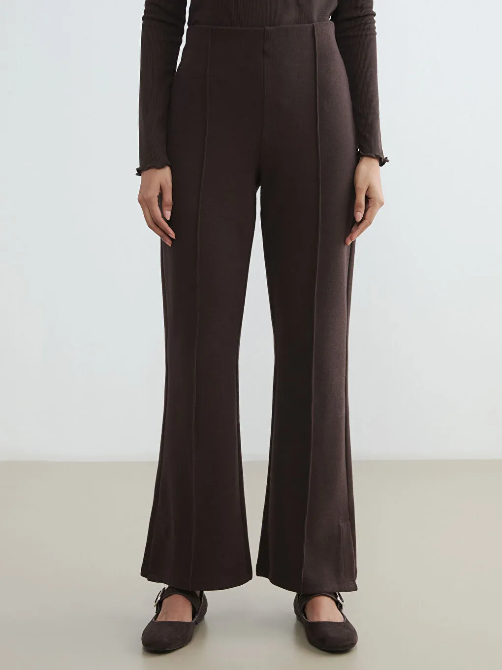 LCW Modest Bezvremenska Elegancija Susreće Svakodnevnu Udobnost U Našim Pantalonama Sa Širokim Nogavicama I Elastičnim Pojasom.