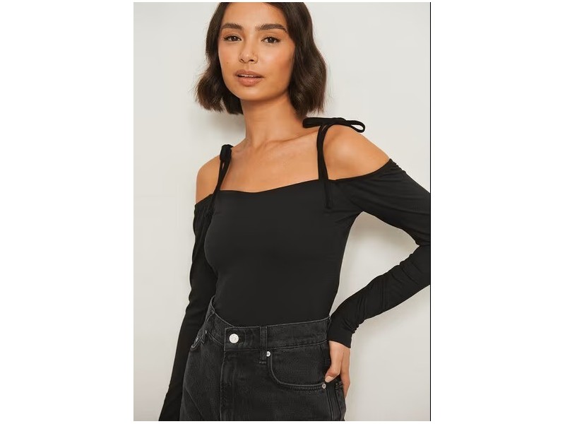 *PAMELA x NA-KD* CROP OFF SHOULDER MAJICA