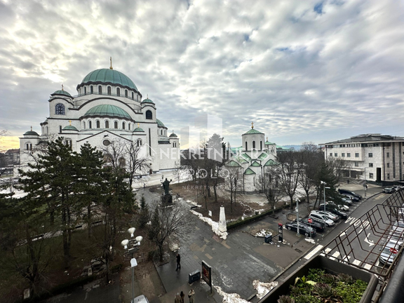 Kancelarijski prostor sa pogledom na Hram Svetog Save