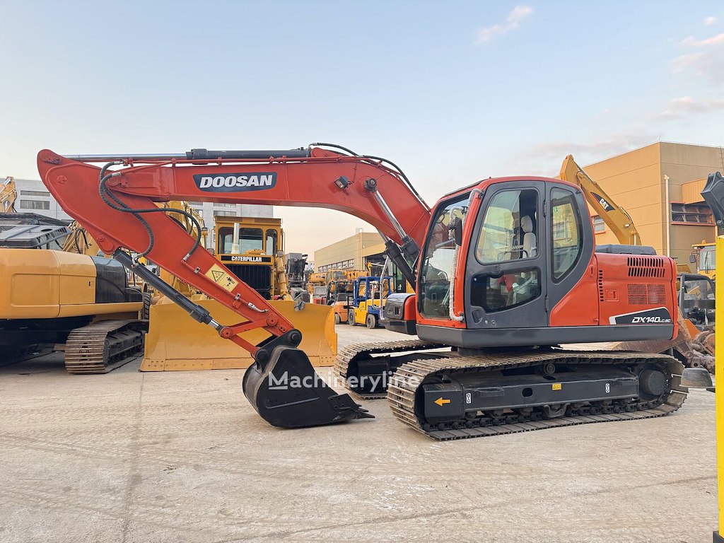 Doosan DX140 bager guseničar