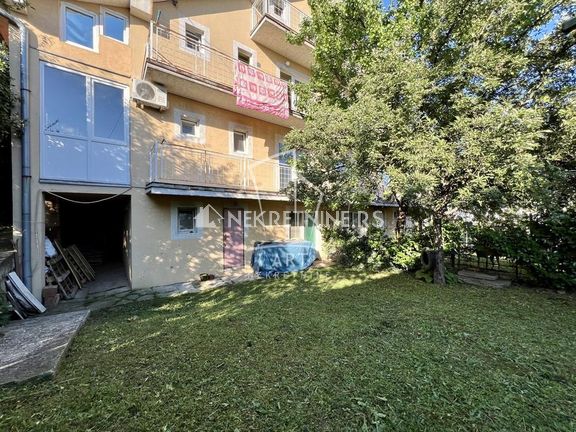 Kuća sa tri zasebna stana,mereno 210m2 ID#8126