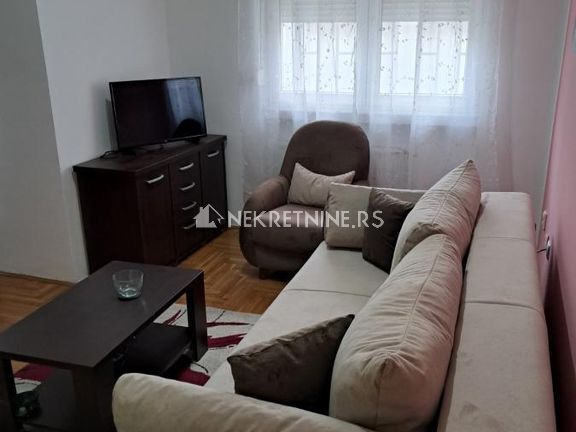 Izdavanje dvosobnog nameštenog stana 50m2 – Centar, Novi Sad – Prizemlje, novogradnja, odmah useljiv – 450 €