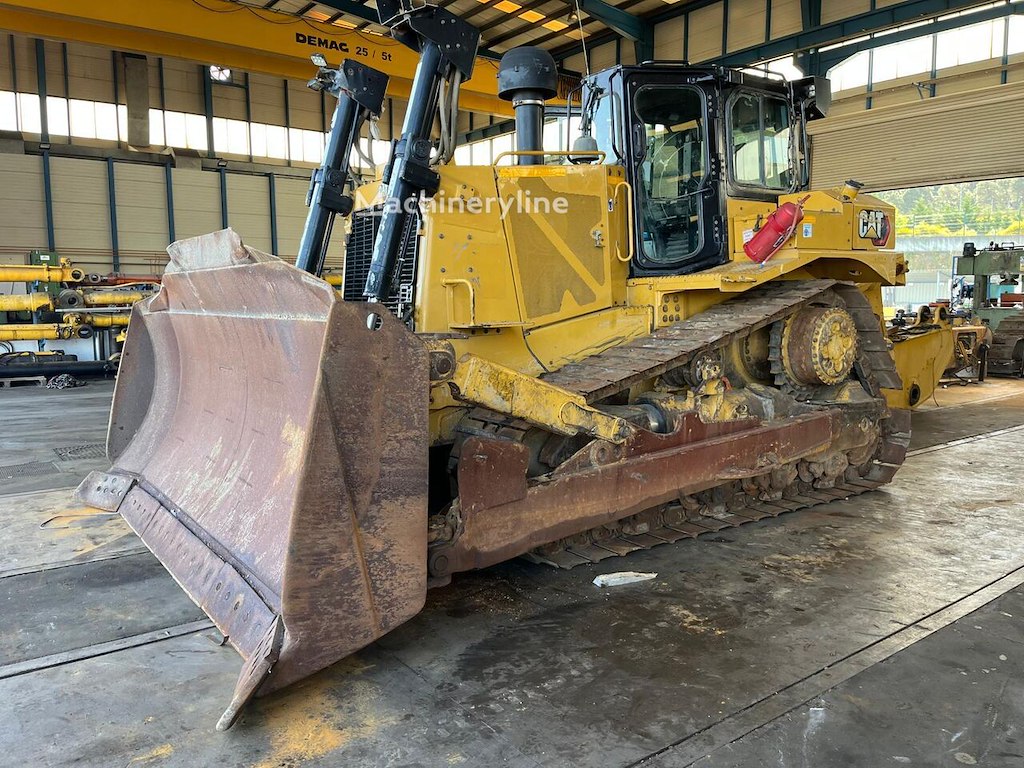 Caterpillar D8T buldožer
