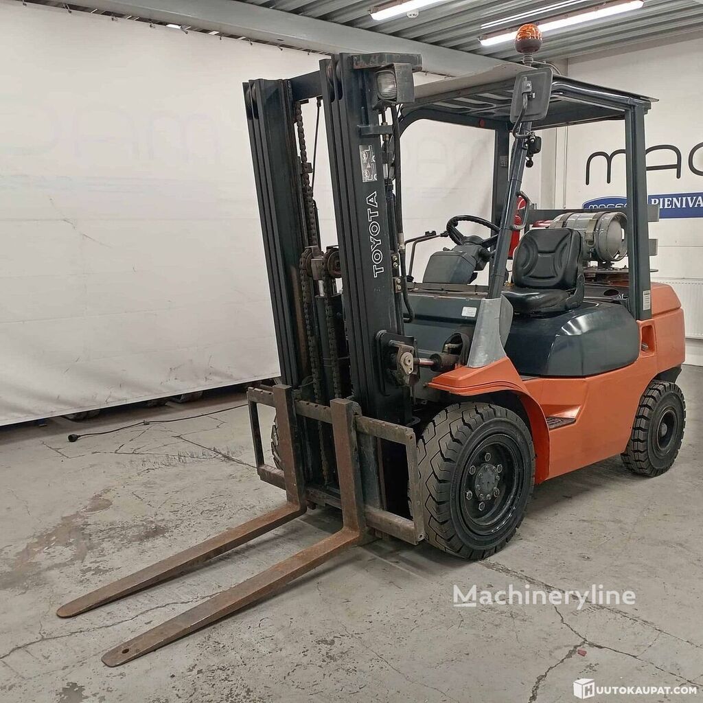 Prodaje se Toyota 02-7FGF30, 2002, 3 t gas forklift, Hollola viljuškar na gas na aukciji