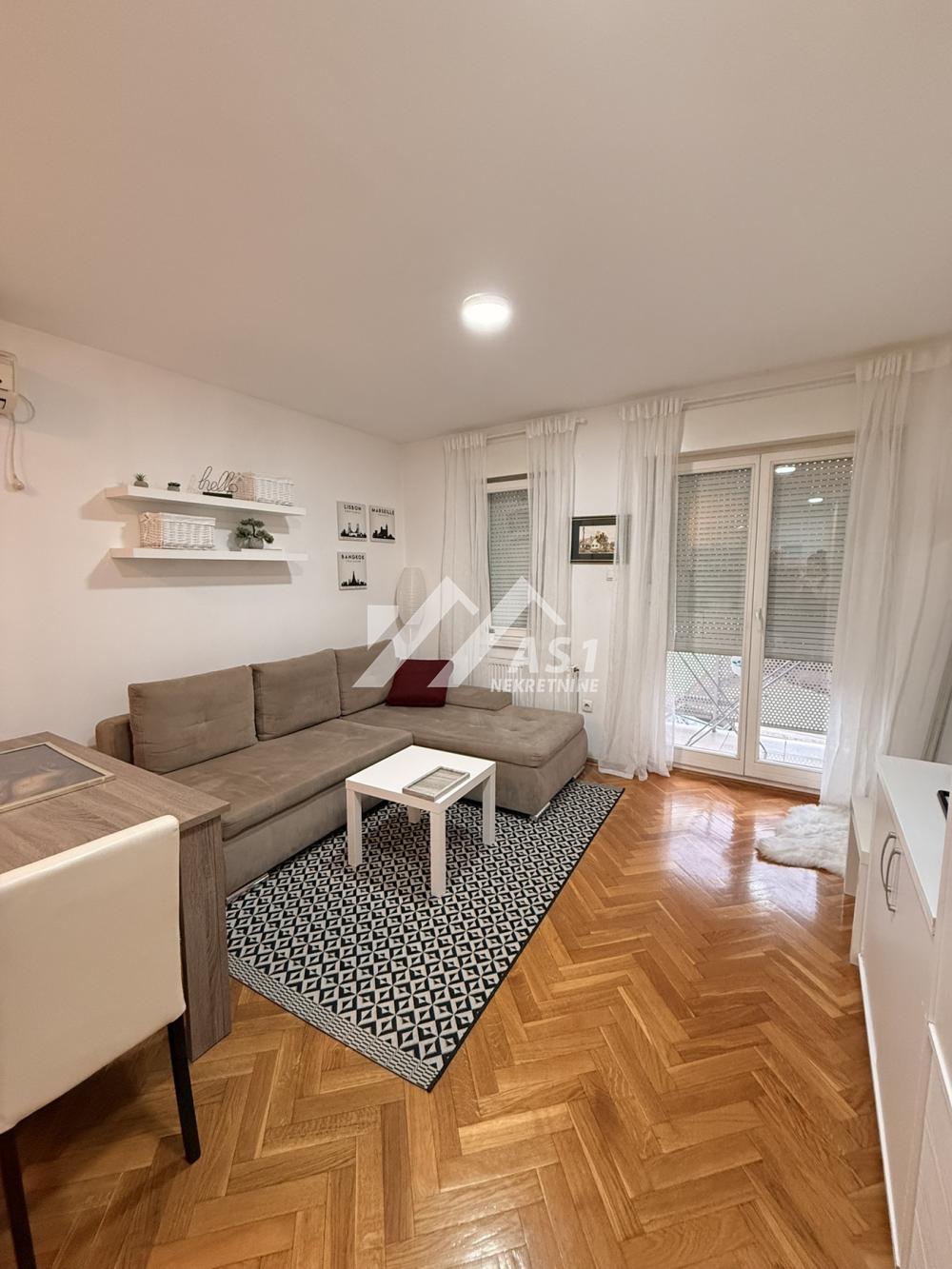 Izdajem fenomenalnu garsonjeru u Centru !! ID#5168 350 €