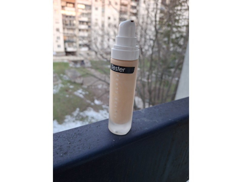 FENTY BEAUTY TEČNI PUDER