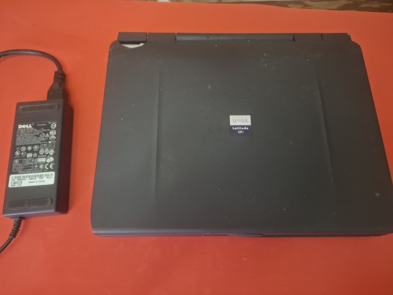 Stari laptop Pentium II 300Mhz za kolekcionare