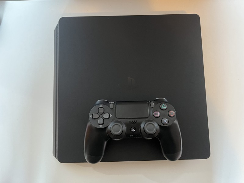 Playstation 4 slim