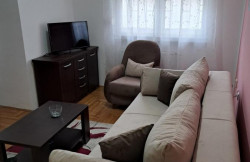 Izdavanje dvosobnog nameštenog stana 50m2 – Centar, Novi Sad – Prizemlje, novogradnja, odmah useljiv – 450 €