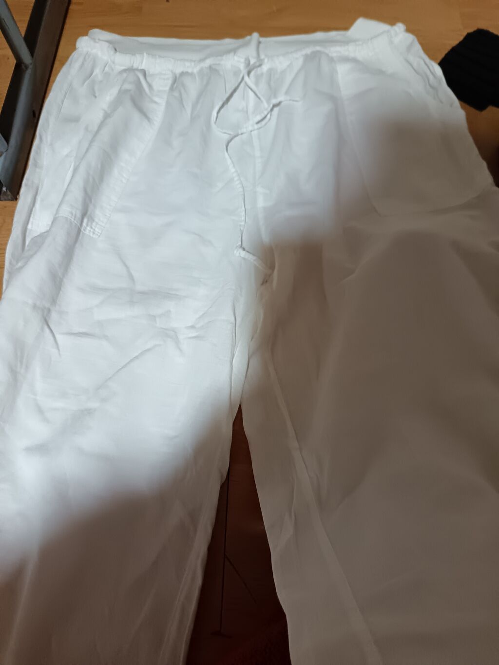 Bela muška trenerka/pantalone laganog kroja - Materijal: lagana