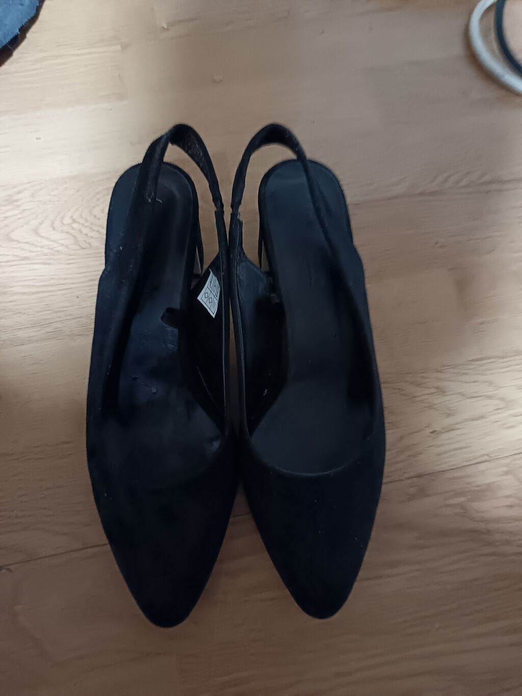 Crne ženske slingback cipele - Elegantan špicasti vrh - Otvorena peta