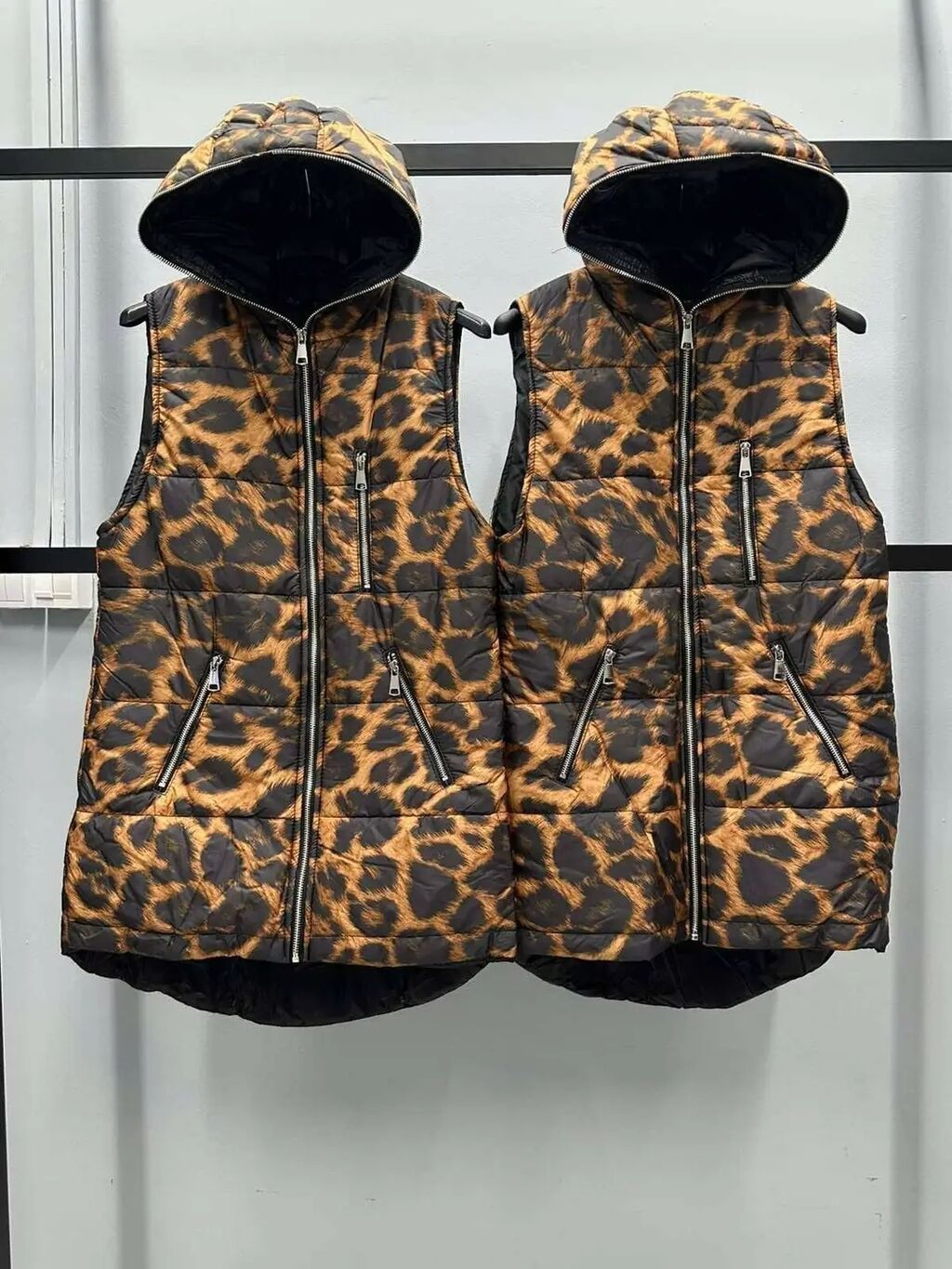 Ženska prošivena prsluk-jakna sa kapuljačom – leopard print - Model