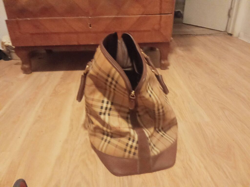 Dve originalne Burberry torbe . Iz osamdesetih godina . Bile su u