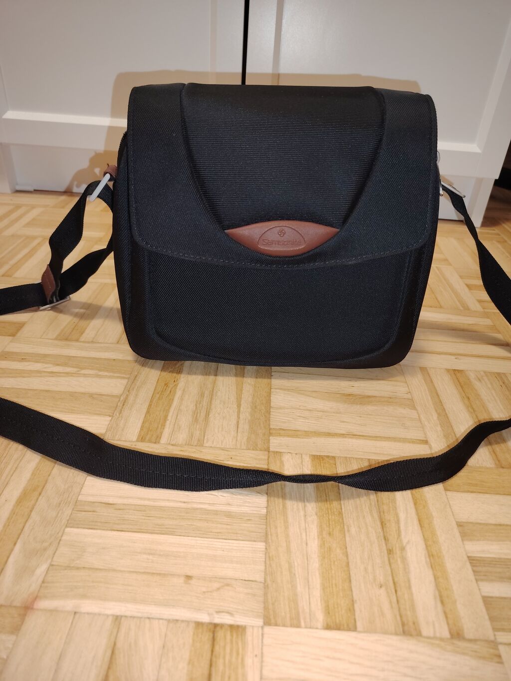 Samsonite crossbody torbica - Materijal: izdržljiva tekstilna tkanina