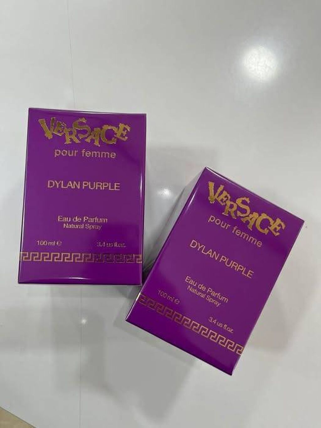 Ovo je Versace Dylan Purple Eau de Parfum. Miris je cvetni voćni