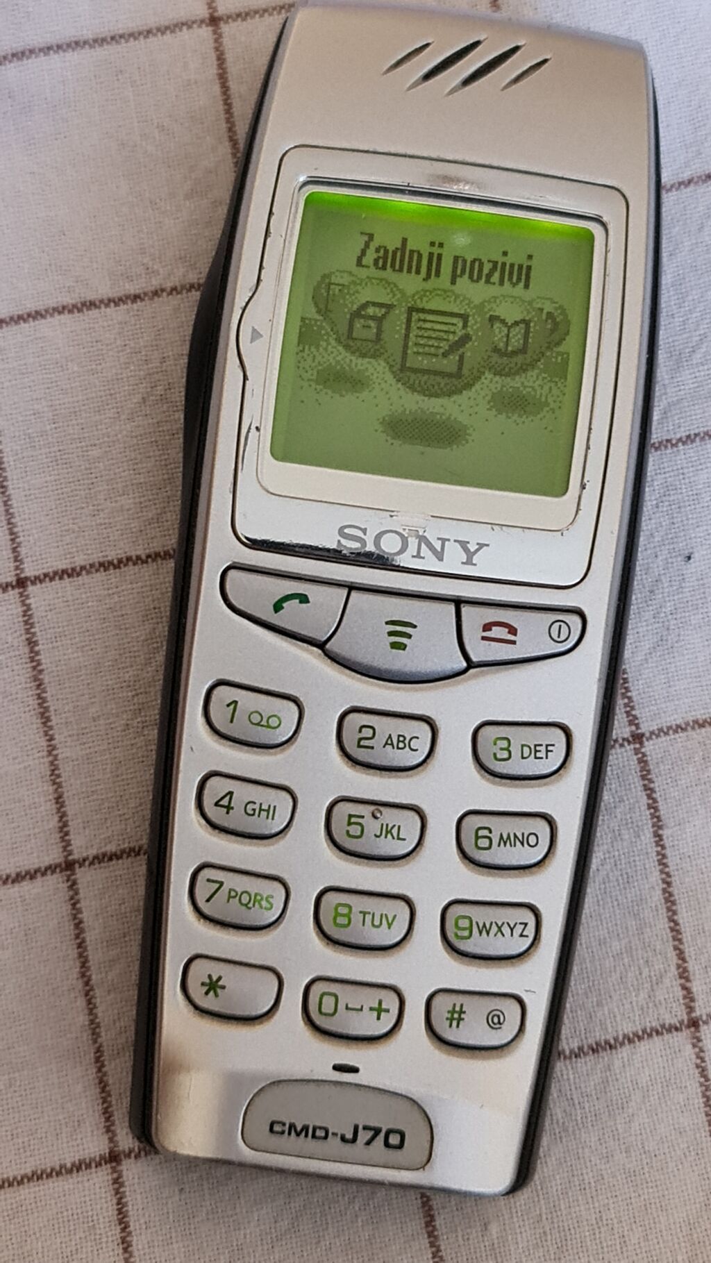 Sony CMD-J70 mobilni telefon (klasik) - Monohromatski LCD ekran sa