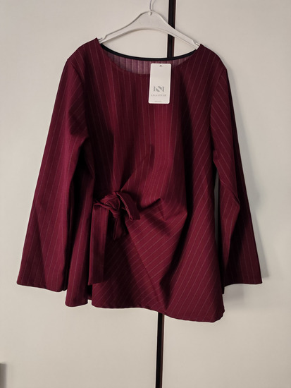 Bordo bluza sa etiketom