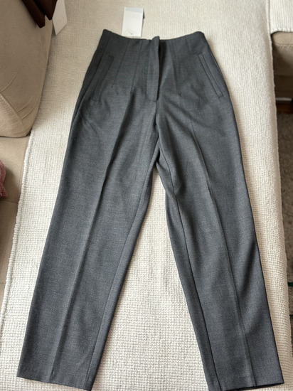 Zara pantalone xs nove