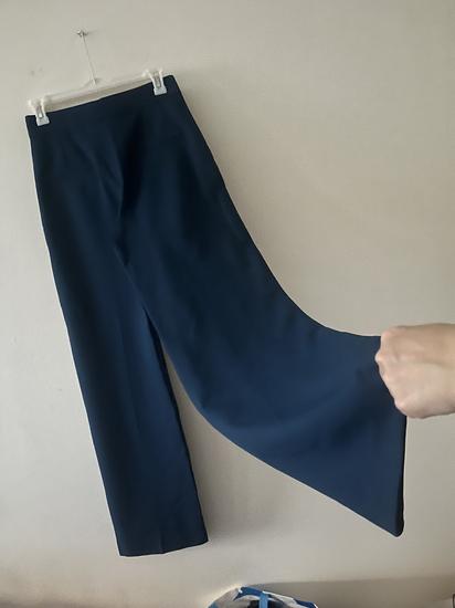 Duboke wide leg pantalone sa crtom neobične boje