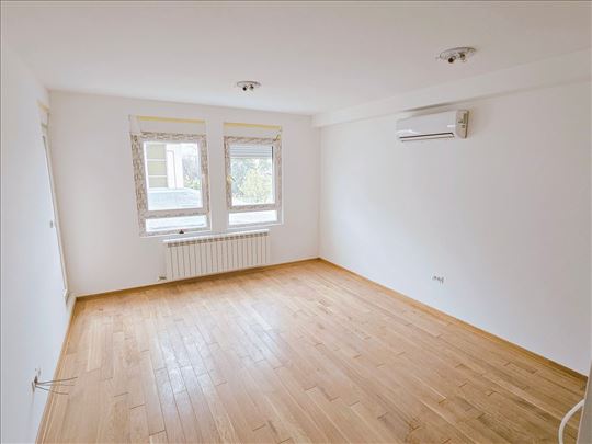 Na podaju poslovni apartman 41m2 Batajnica useljiv