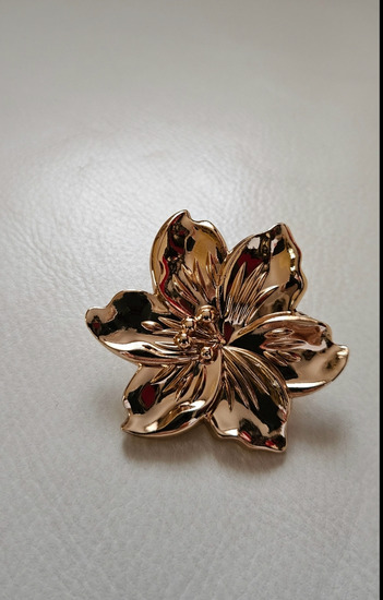 Hibiscus nov pin broš, zlatne boje