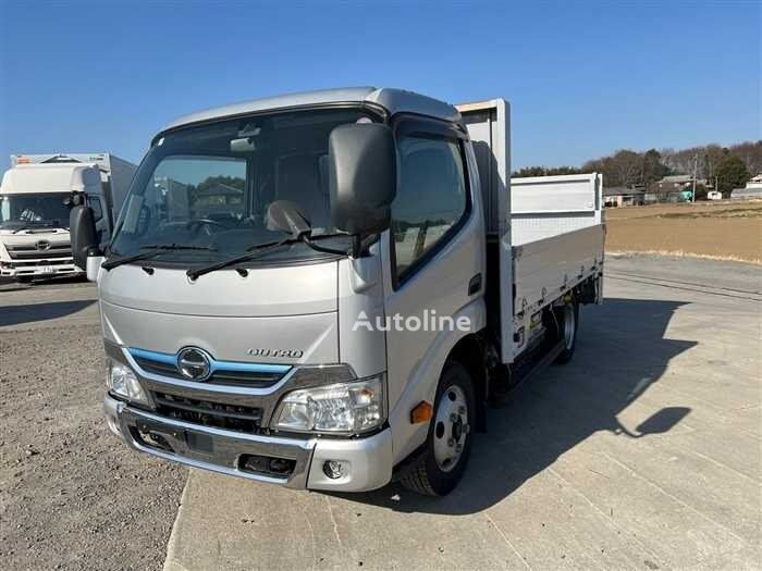 Hino DUTRO kamion s ravnom platformom