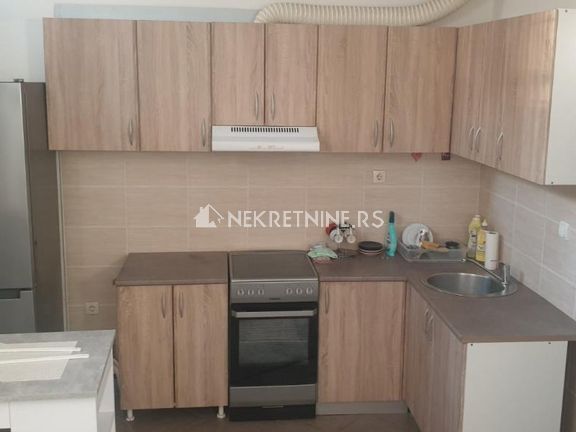 Izdavanje garsonjere Novi Sad – Grbavica, 28m², suteren, nameštena, dvorišno orijentisana