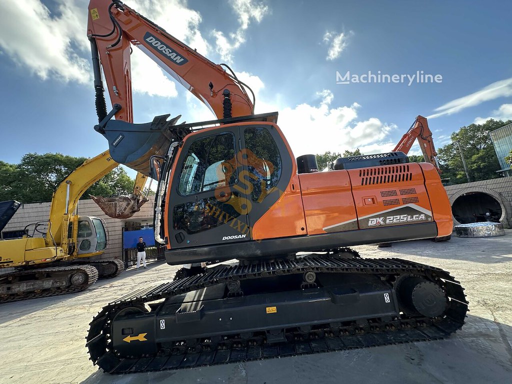 Doosan DX225 bager guseničar