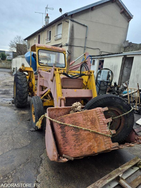 Prodaje se Massey Ferguson bager-utovarivač na aukciji