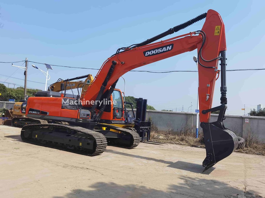 Doosan DX300 bager guseničar
