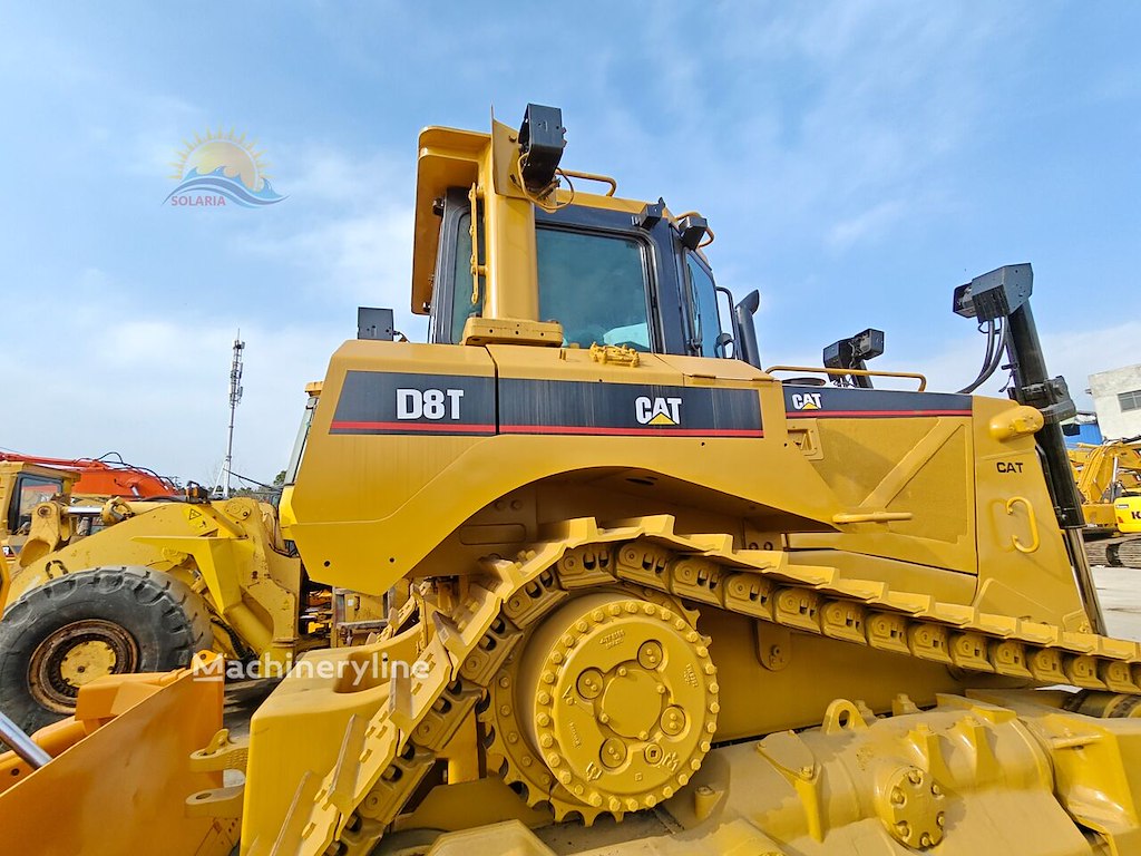 Caterpillar D8T buldožer
