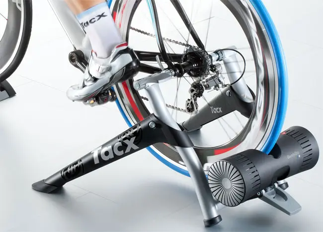 Interaktivni trenažer za vožnju bicikla Tacx Bushido Smart T2780