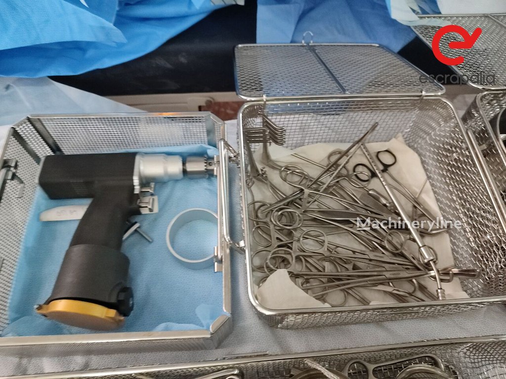 Prodaje se Gran medicinski instrument na aukciji