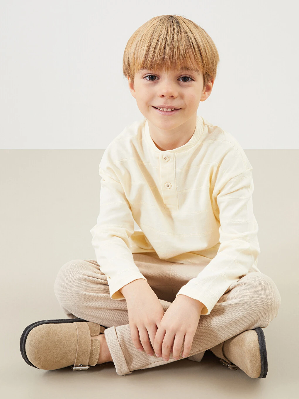 LCW Kids Komplet Majica I Pantalone Za Dečake Sa Okruglim Izrezom 2 Komada