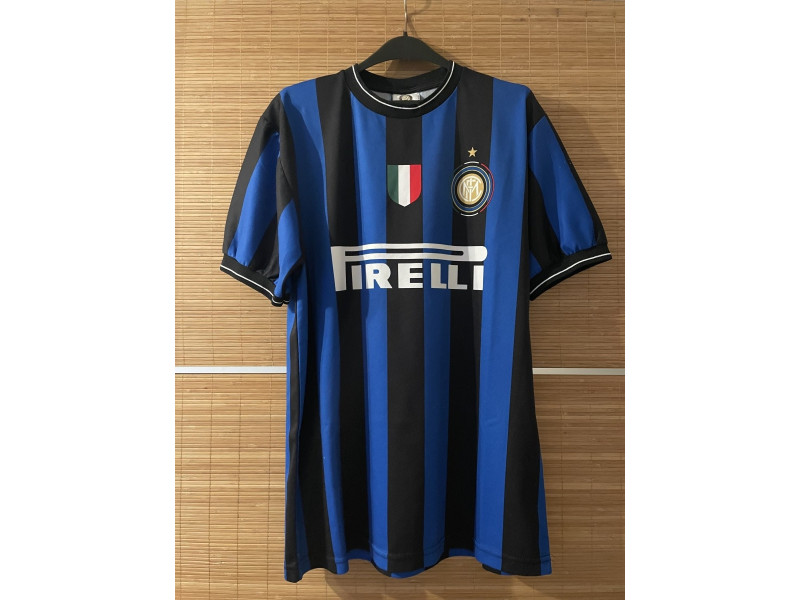 FC Inter 2010 tripleta dres, Milito#22